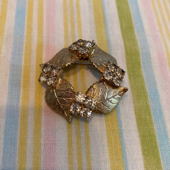 Jewelry | Vintage Wreath Brooch Pin Gold Leaves Rhinestones | Poshmark
